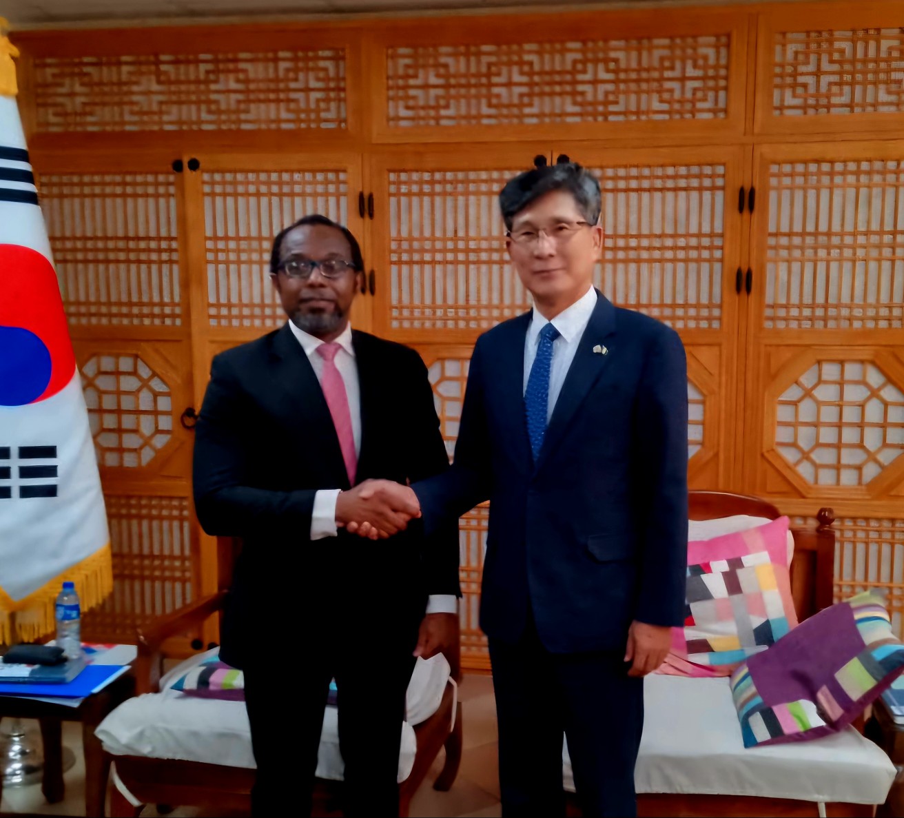 Amb. Kim Met with Obi Adigwe, Director-General of the National ...